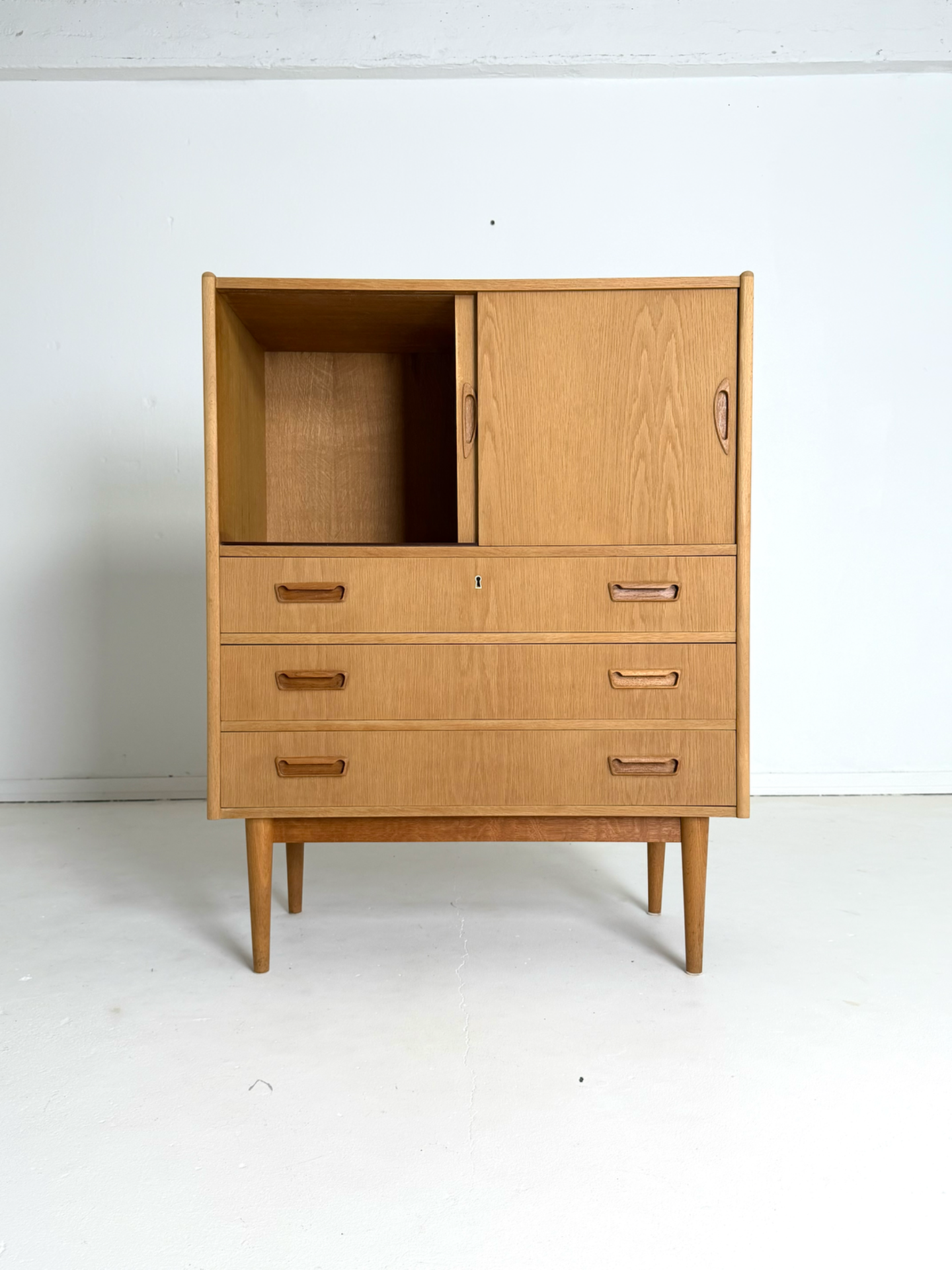 Oak Cabinet | Gunnar Nielsen | Danish Vintage 1960s | Gusta Design